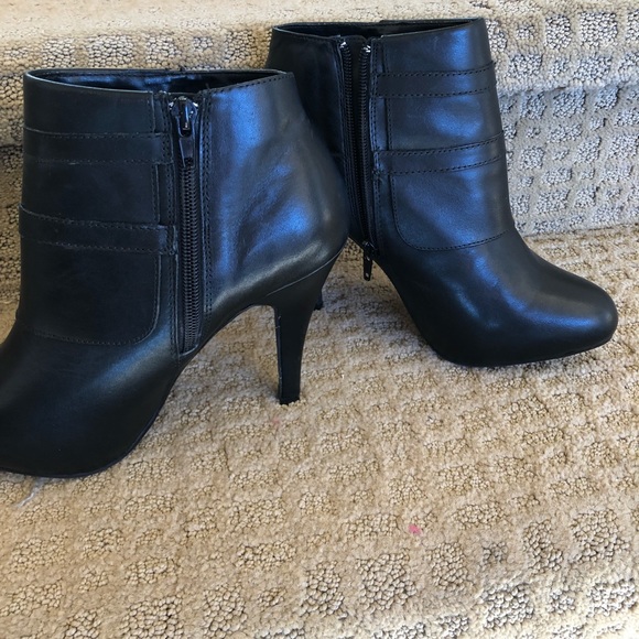 me too | Shoes | Black Me Too Leather Booties Mint Condition | Poshmark